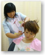 akahori は、全ての技術を熟練女性理容師が行います。豊富な経験と実績の当店にお任せください